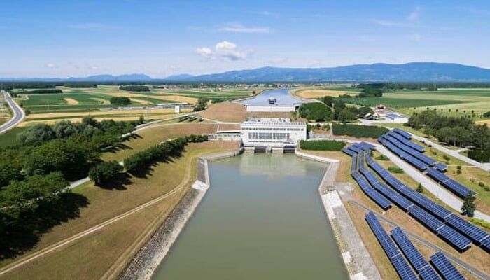 How Do Solar Energy Inputs Lead to Hydroelectric Energy Generation?